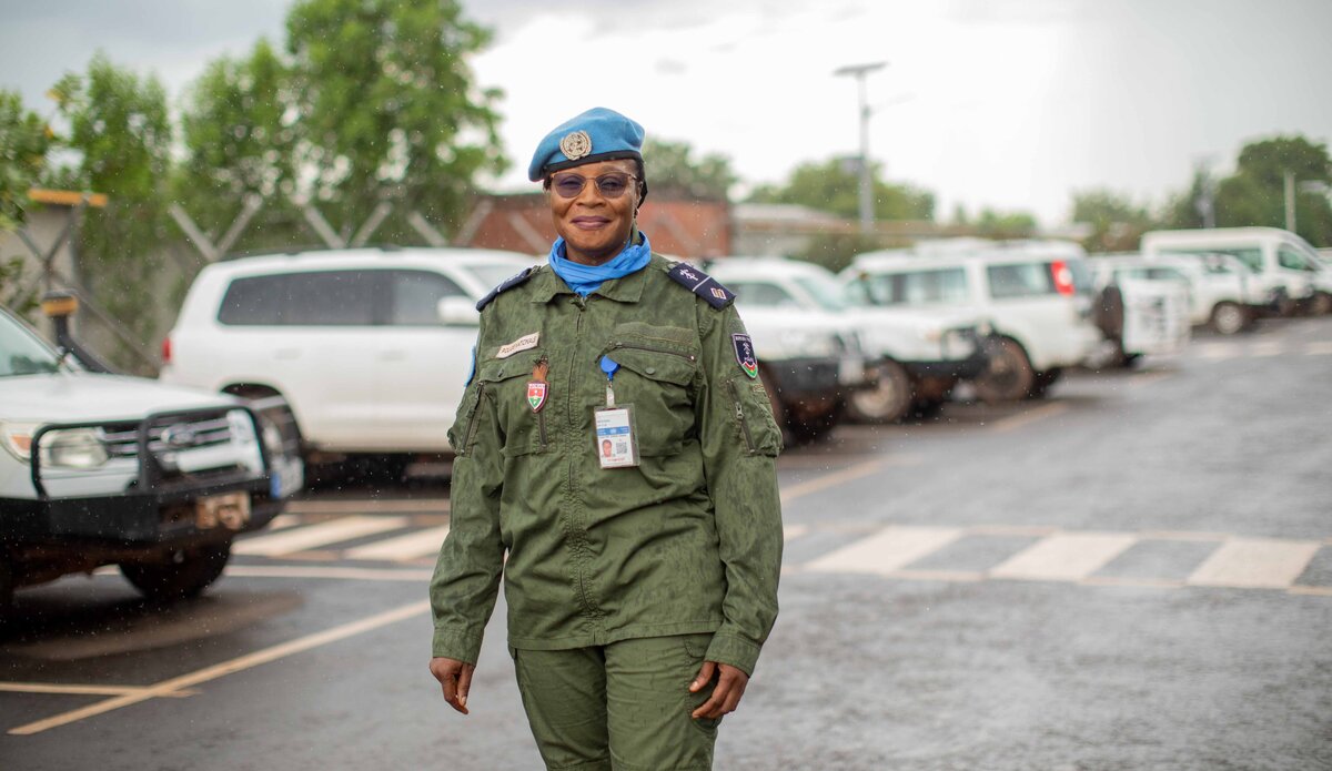Une Casque bleu burkinabé servant au Mali est la femme policière de l ... Une Casque bleu burkinabé servant au Mali est la femme policière de l ...
